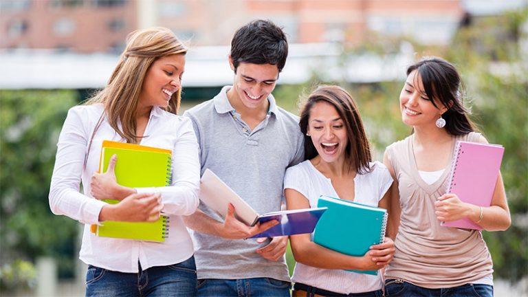 Día de la juventud: ¿Por qué estudiar de joven una carrera universitaria?